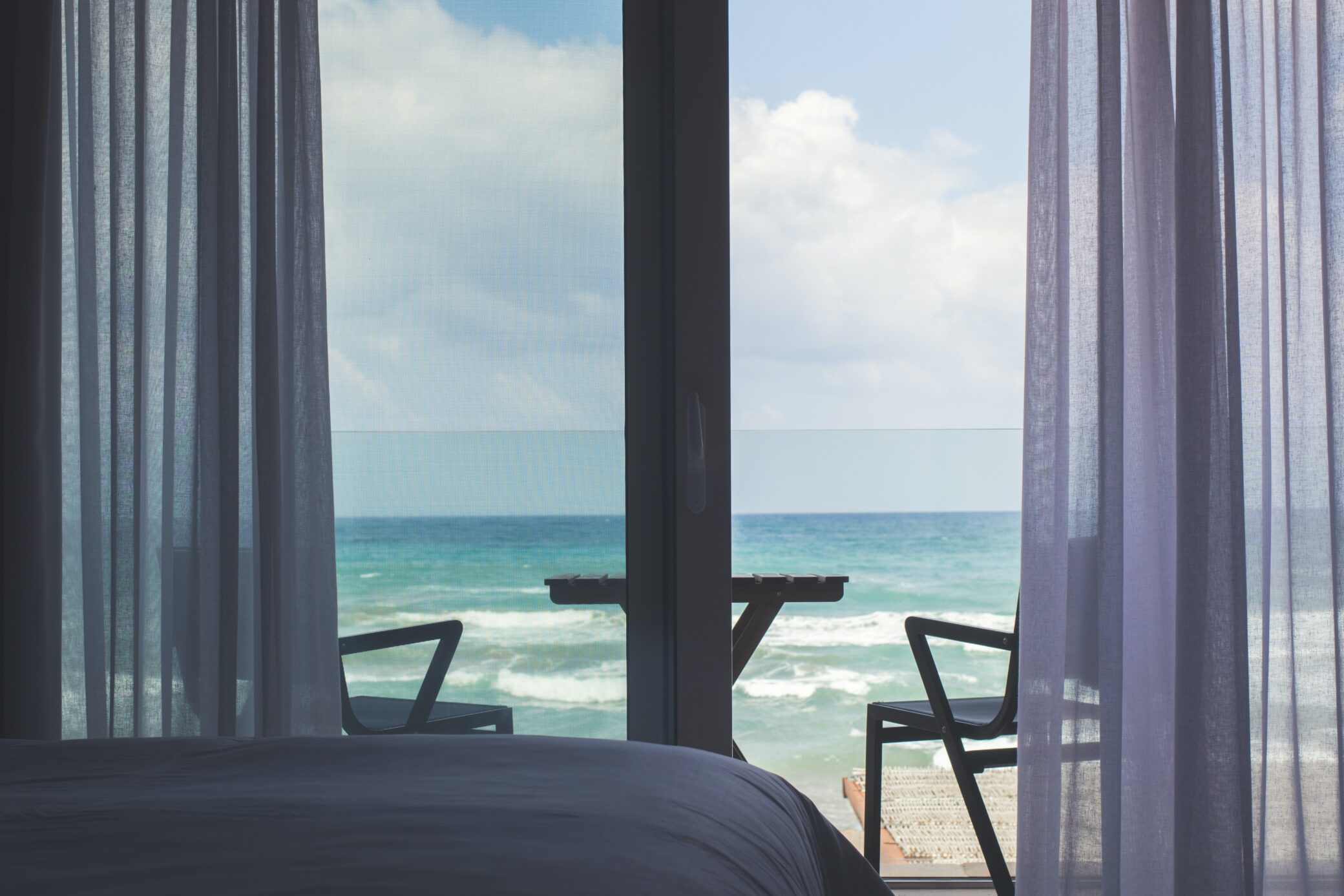 The Difference Between Oceanfront and Beachfront - 6 Iron Clad